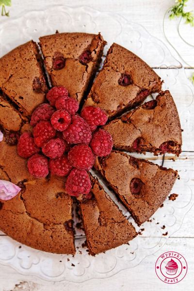 Ciasto czekoladowe z malinami - przepis - Wypieki Beaty
