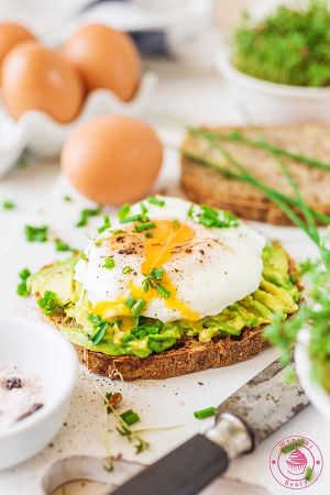 Kanapka z awokado i jajkiem - przepis - Wypieki Beaty