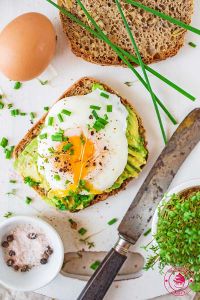 Kanapka z awokado i jajkiem - przepis - Wypieki Beaty