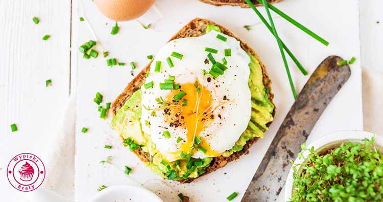 Kanapka z awokado i jajkiem - przepis - Wypieki Beaty