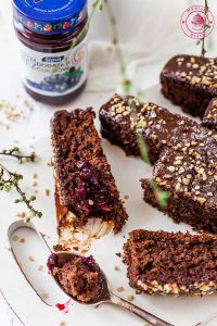 Czekoladowe ciasto z dżemem - przepis - Wypieki Beaty