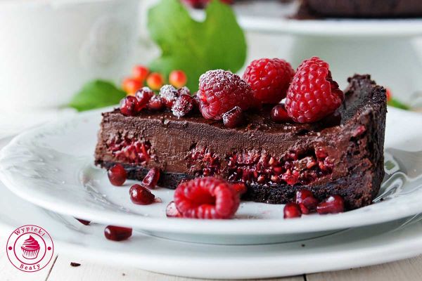 Tarta czekoladowa z malinami - przepis - Wypieki Beaty
