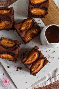 Czekoladowe ciasto ze śliwkami - przepis - Wypieki Beaty