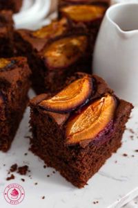 Czekoladowe ciasto ze śliwkami - przepis - Wypieki Beaty