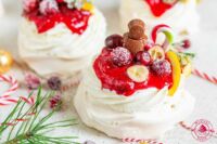 Świąteczne bezy z żurawinami - przepis - Wypieki Beaty