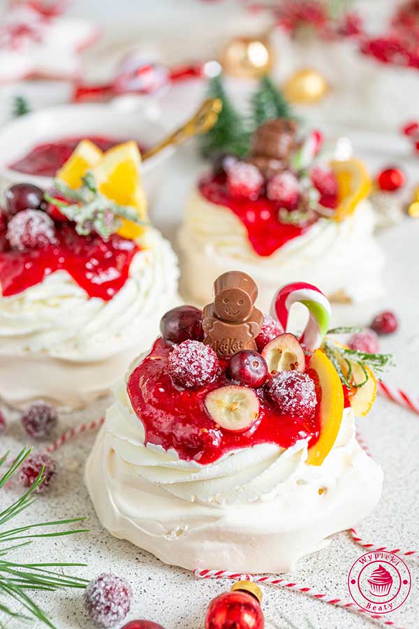 Świąteczne bezy z żurawinami - przepis - Wypieki Beaty