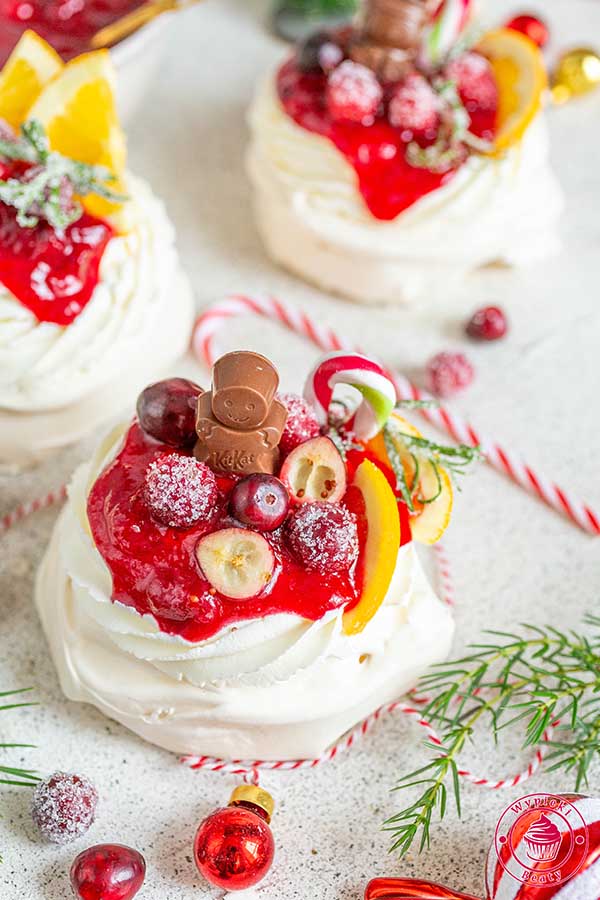 Świąteczne bezy z żurawinami - przepis - Wypieki Beaty