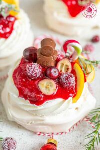 Świąteczne bezy z żurawinami - przepis - Wypieki Beaty