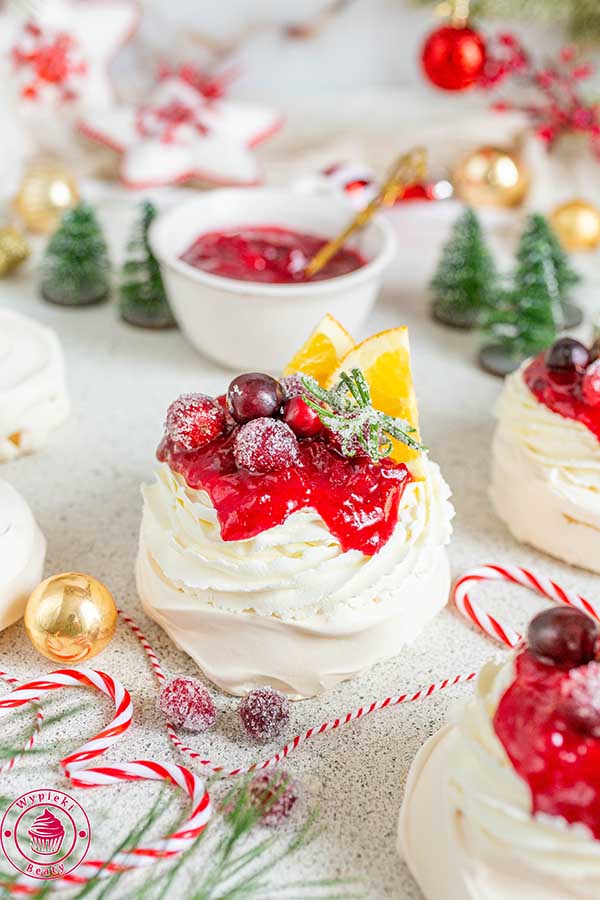 Świąteczne bezy z żurawinami - przepis - Wypieki Beaty