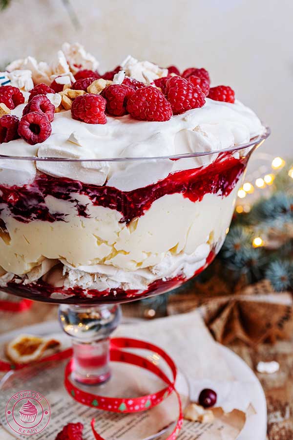 Bezowy deser trifle - przepis - Wypieki Beaty