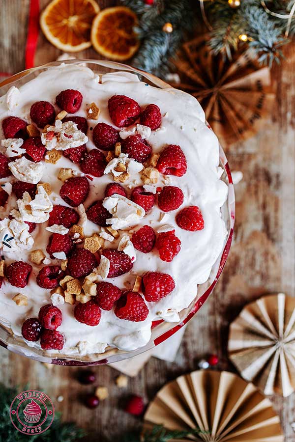 Bezowy deser trifle - przepis - Wypieki Beaty